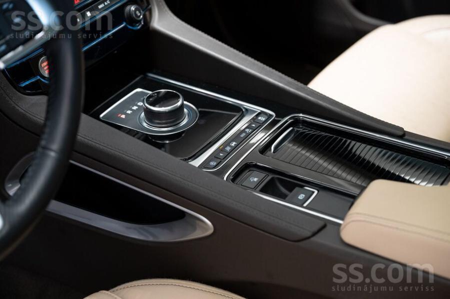 Balts Jaguar F-Pace 2021 Rīga, ar dzinēja tilpumu 2.00 L un nobraukumu 68 tūkst. km par 18990 €, foto 13 vietnē AUTOMOTO.COM.LV