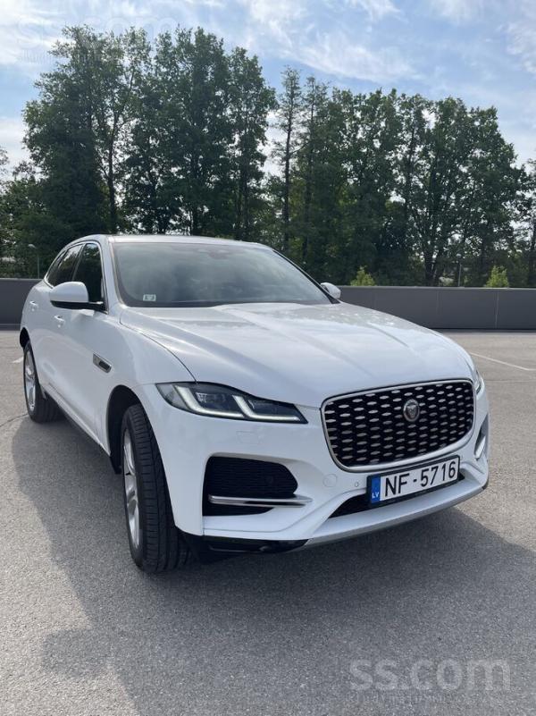 White Jaguar F-Pace 2022 in Riga, with an engine capacity of 2.00 L and mileage of 40 thousand km for 37900 €, photo 2 on AUTOMOTO.COM.LV