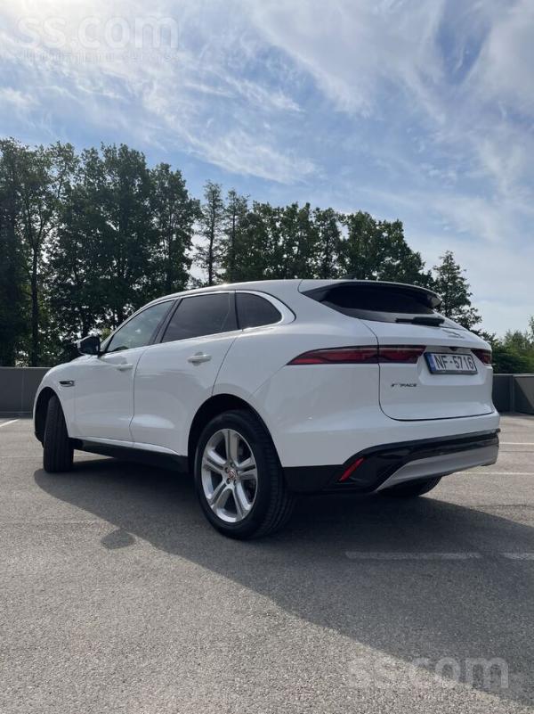 White Jaguar F-Pace 2022 in Riga, with an engine capacity of 2.00 L and mileage of 40 thousand km for 37900 €, photo 4 on AUTOMOTO.COM.LV
