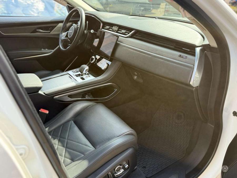 White Jaguar F-Pace 2023 in Siauliai, with an engine capacity of 2.00 L and mileage of 123 thousand km for 9999 €, photo 9 on AUTOMOTO.COM.LV