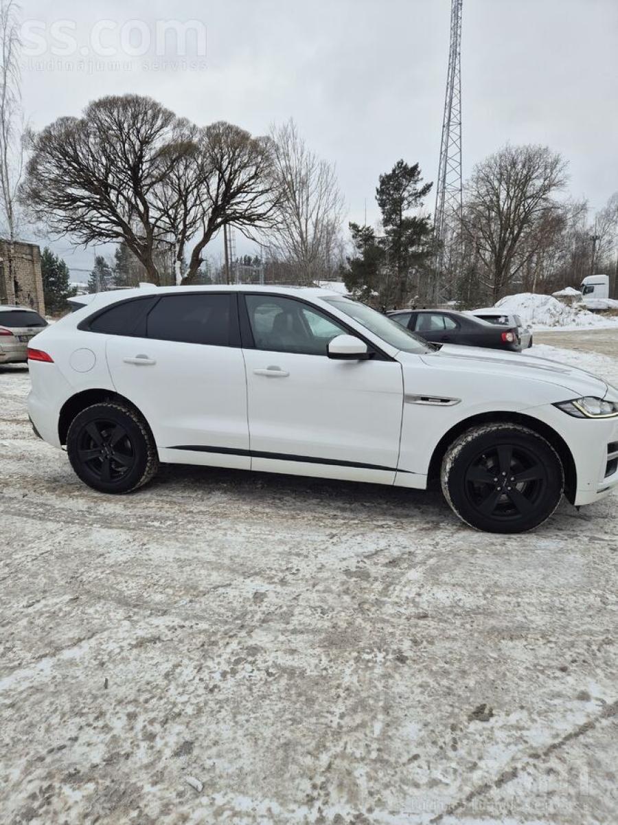 White Jaguar F-Pace 2017 in Riga, with an engine capacity of 2.00 L and mileage of 195 thousand km for 15200 €, photo 4 on AUTOMOTO.COM.LV