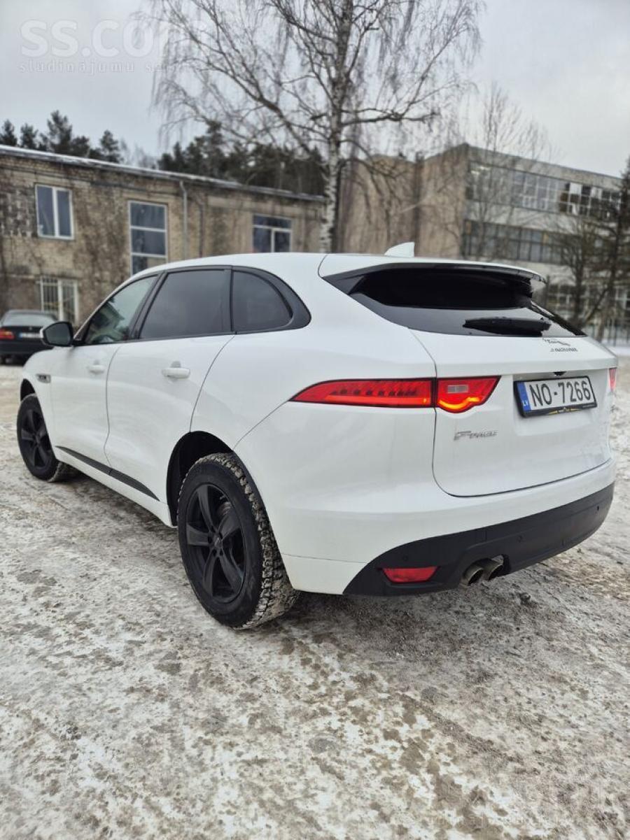 White Jaguar F-Pace 2017 in Riga, with an engine capacity of 2.00 L and mileage of 195 thousand km for 15200 €, photo 7 on AUTOMOTO.COM.LV