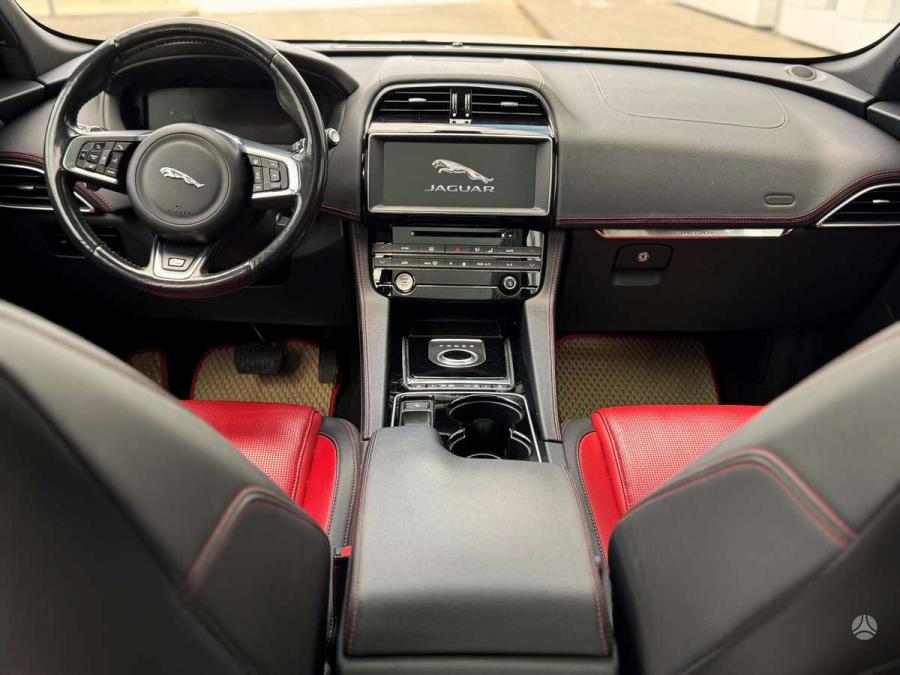 White Jaguar F-Pace 2016 in Vilnius, with an engine capacity of 0.00 L and mileage of 159 thousand km for 13400 €, photo 15 on AUTOMOTO.COM.LV