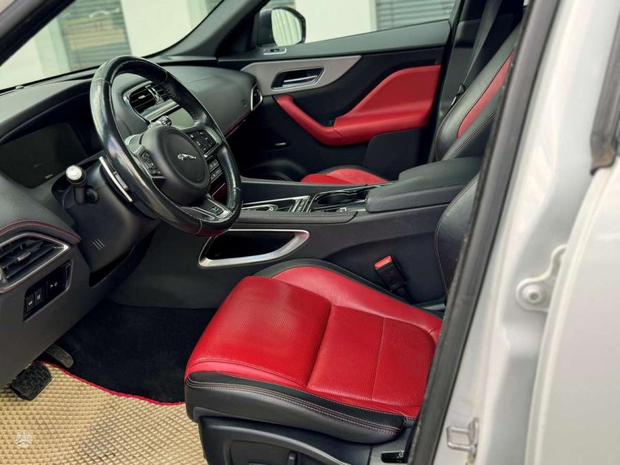 White Jaguar F-Pace 2016 in Vilnius, with an engine capacity of 0.00 L and mileage of 159 thousand km for 13400 €, photo 16 on AUTOMOTO.COM.LV