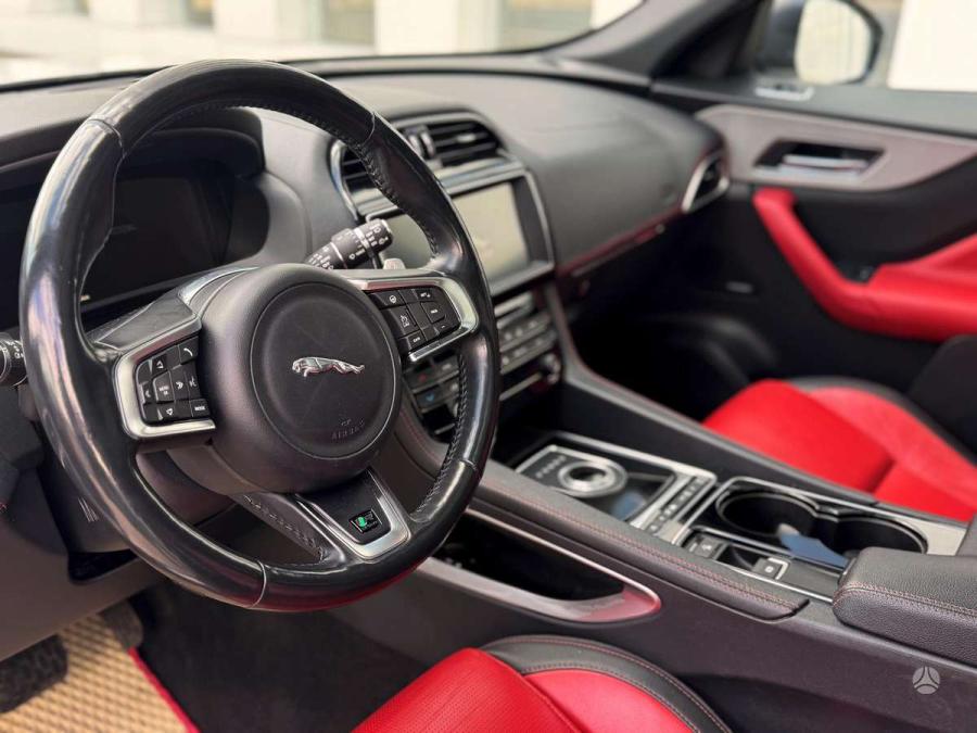 White Jaguar F-Pace 2016 in Vilnius, with an engine capacity of 0.00 L and mileage of 159 thousand km for 13400 €, photo 20 on AUTOMOTO.COM.LV