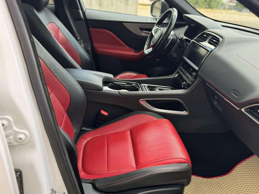 White Jaguar F-Pace 2016 in Vilnius, with an engine capacity of 0.00 L and mileage of 159 thousand km for 13400 €, photo 23 on AUTOMOTO.COM.LV