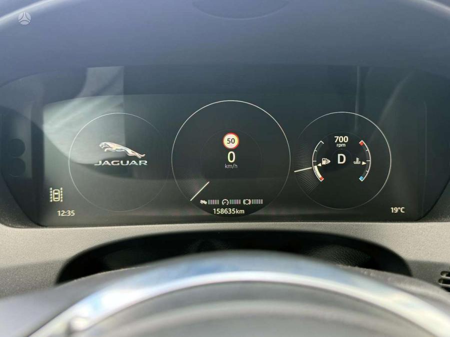 White Jaguar F-Pace 2016 in Vilnius, with an engine capacity of 0.00 L and mileage of 159 thousand km for 13400 €, photo 26 on AUTOMOTO.COM.LV