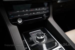 White Jaguar F-Pace 2020 in Tallinn, with an engine capacity of 2.00 L and mileage of 90 thousand km for 17900 €, photo 14 on AUTOMOTO.COM.LV