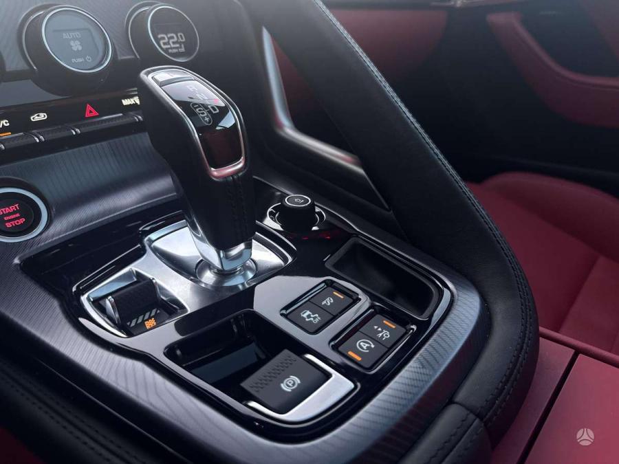 Black Jaguar F-Type 2018 in Vilnius, with an engine capacity of 3.00 L and mileage of 13 thousand km for 40000 €, photo 16 on AUTOMOTO.COM.LV