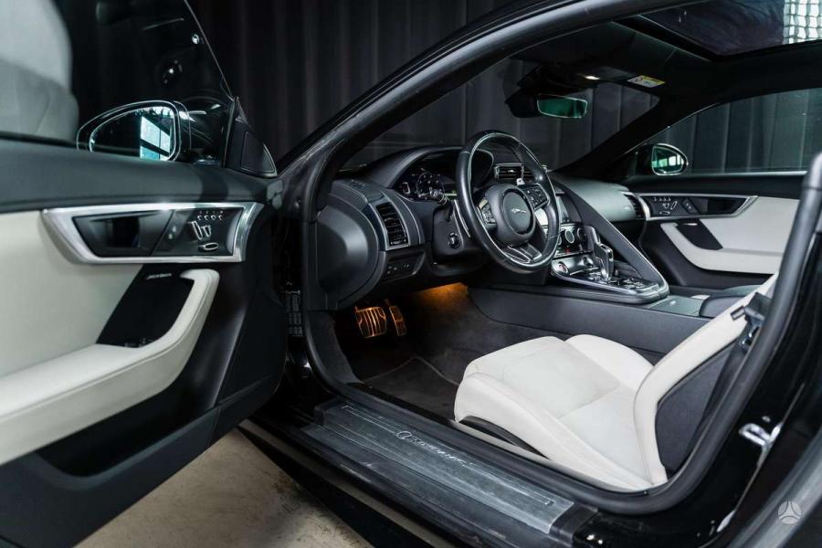 Black Jaguar F-Type 2021 in Vilnius, with an engine capacity of 5.00 L and mileage of 111 thousand km for 46999 €, photo 14 on AUTOMOTO.COM.LV