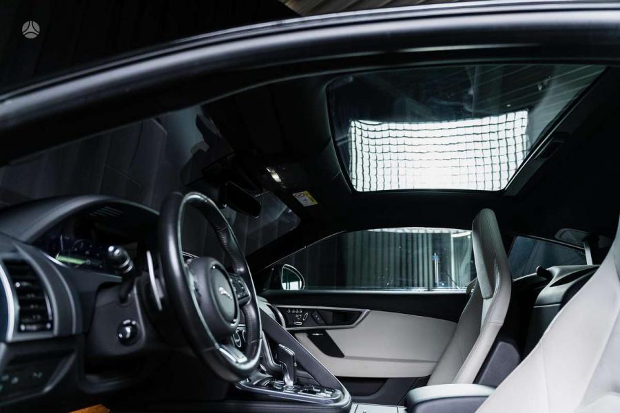 Black Jaguar F-Type 2021 in Vilnius, with an engine capacity of 5.00 L and mileage of 111 thousand km for 46999 €, photo 15 on AUTOMOTO.COM.LV