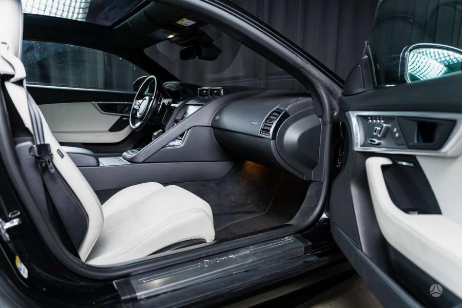 Black Jaguar F-Type 2021 in Vilnius, with an engine capacity of 5.00 L and mileage of 111 thousand km for 46999 €, photo 27 on AUTOMOTO.COM.LV