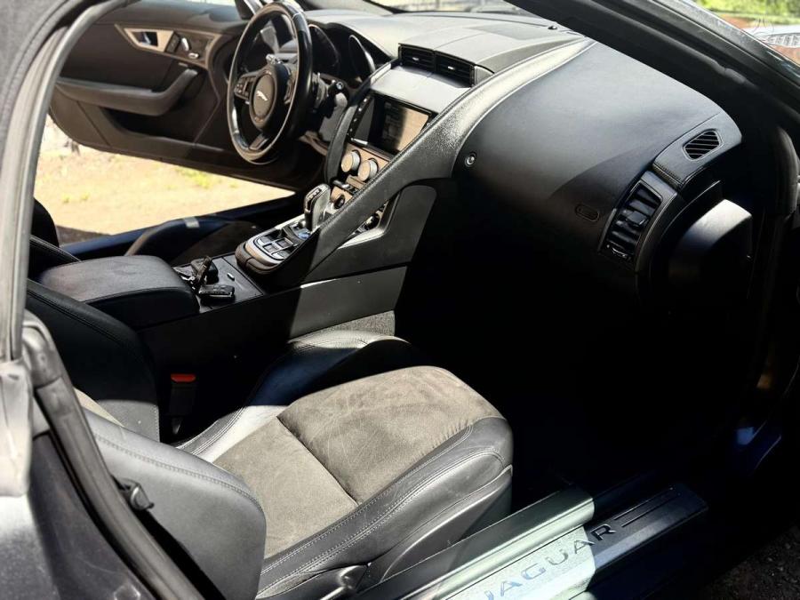 Grey Jaguar F-Type 2017 in Kaunas, with an engine capacity of 3.00 L and mileage of 137 thousand km for 30000 €, photo 21 on AUTOMOTO.COM.LV