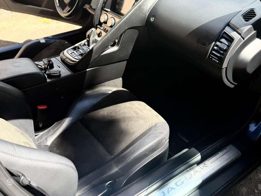 Grey Jaguar F-Type 2017 in Kaunas, with an engine capacity of 3.00 L and mileage of 137 thousand km for 30000 €, photo 22 on AUTOMOTO.COM.LV