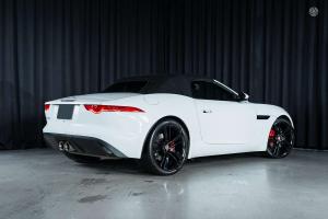Balts Jaguar F-Type 2017 Viļņa, ar dzinēja tilpumu 3.00 L un nobraukumu 68 tūkst. km par 34500 €, foto 5 vietnē AUTOMOTO.COM.LV