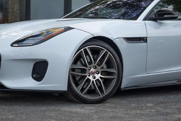 White Jaguar F-Type 2019 in Vilnius, with an engine capacity of 3.00 L and mileage of 84 thousand km for 37900 €, photo 10 on AUTOMOTO.COM.LV
