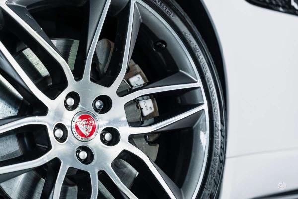 Jaguar F-Type 2019 in Vilnius on AUTOMOTO.COM.LV White Jaguar F-Type 2019 in Vilnius, with an engine capacity of 3.00 L and mileage of 92 thousand km for 34500 €, photo 11 on AUTOMOTO.COM.LV