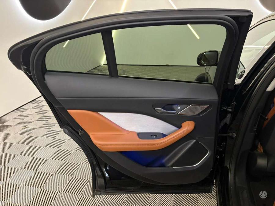 Melns Jaguar I-Pace 2018 Marijampole, ar dzinēja tilpumu 0.00 L un nobraukumu 98 tūkst. km par 24999 €, foto 29 vietnē AUTOMOTO.COM.LV