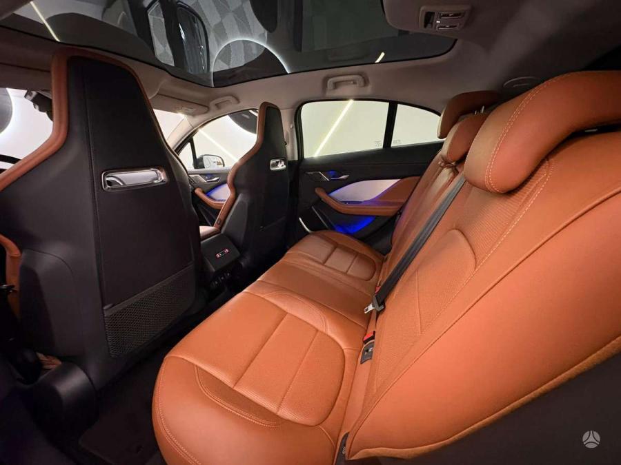 Black Jaguar I-Pace 2018 in Marijampole, with an engine capacity of 0.00 L and mileage of 98 thousand km for 24999 €, photo 26 on AUTOMOTO.COM.LV