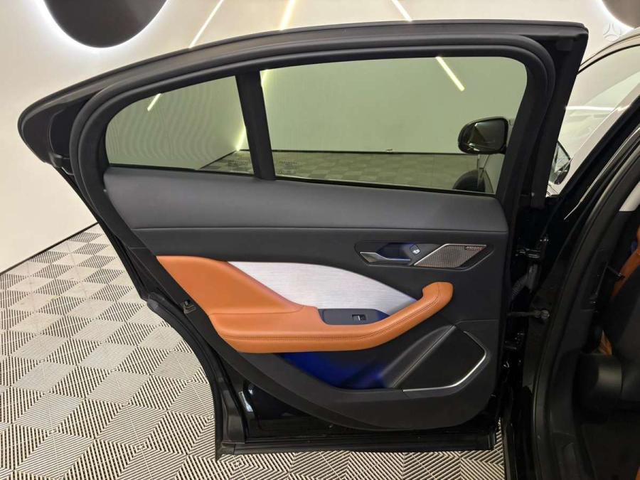 Black Jaguar I-Pace 2018 in Marijampole, with an engine capacity of 0.00 L and mileage of 98 thousand km for 24999 €, photo 29 on AUTOMOTO.COM.LV