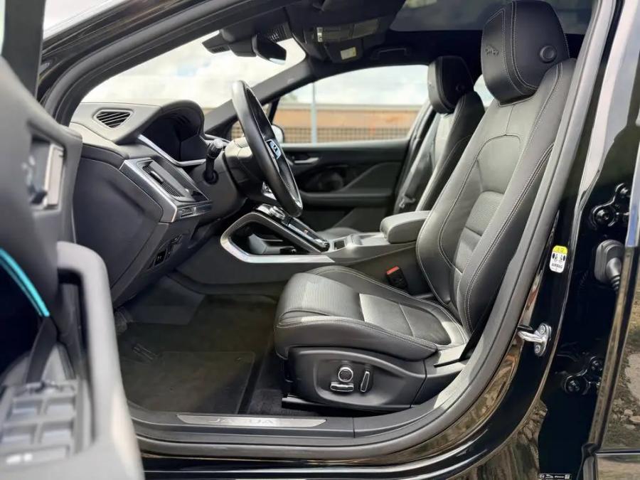 Black Jaguar I-Pace 2020 in Riga, with an engine capacity of 0.00 L and mileage of 93 thousand km for 24995 €, photo 17 on AUTOMOTO.COM.LV