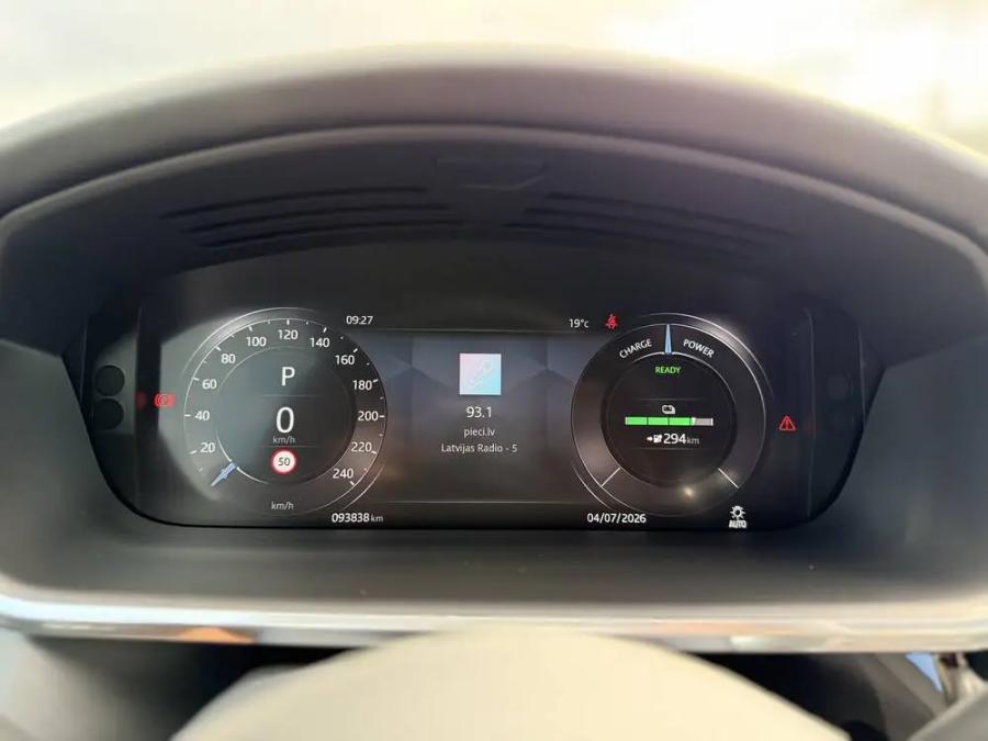 Black Jaguar I-Pace 2020 in Riga, with an engine capacity of 0.00 L and mileage of 93 thousand km for 24995 €, photo 19 on AUTOMOTO.COM.LV
