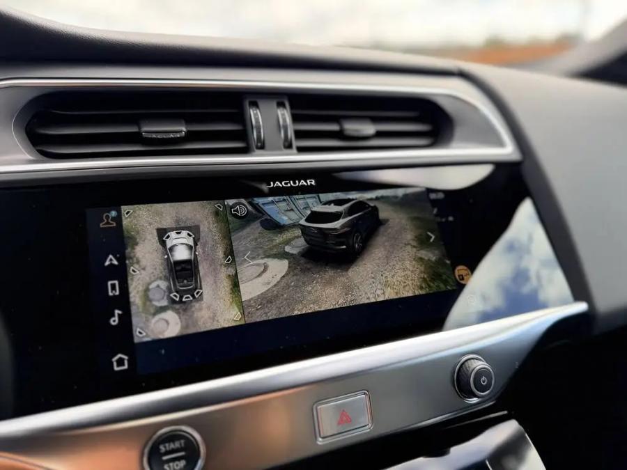 Black Jaguar I-Pace 2020 in Riga, with an engine capacity of 0.00 L and mileage of 93 thousand km for 24995 €, photo 23 on AUTOMOTO.COM.LV
