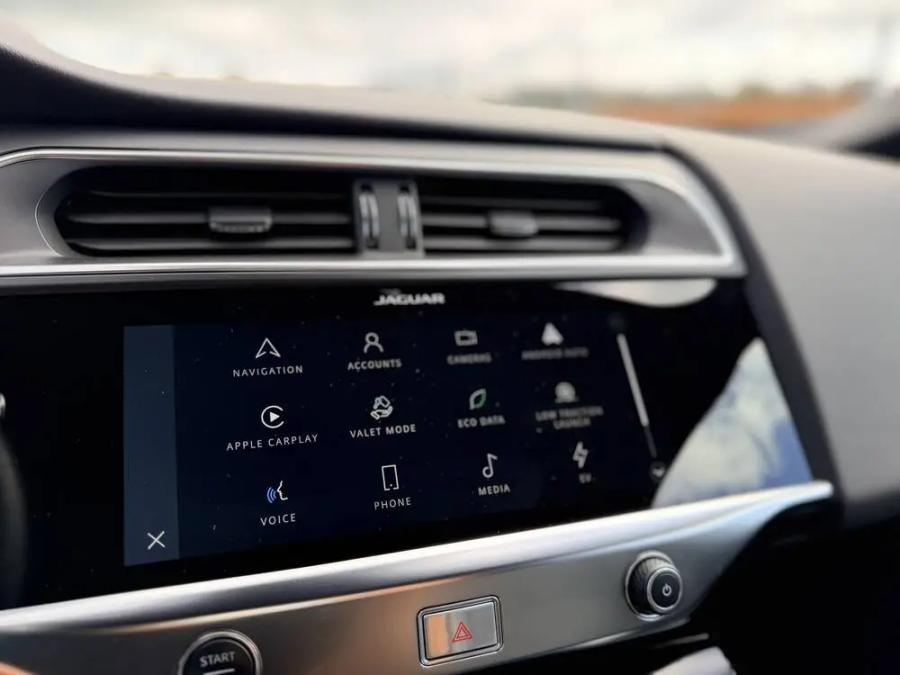 Black Jaguar I-Pace 2020 in Riga, with an engine capacity of 0.00 L and mileage of 93 thousand km for 24995 €, photo 24 on AUTOMOTO.COM.LV