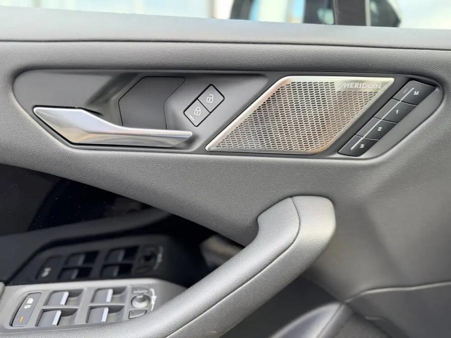 Black Jaguar I-Pace 2020 in Riga, with an engine capacity of 0.00 L and mileage of 93 thousand km for 24995 €, photo 28 on AUTOMOTO.COM.LV