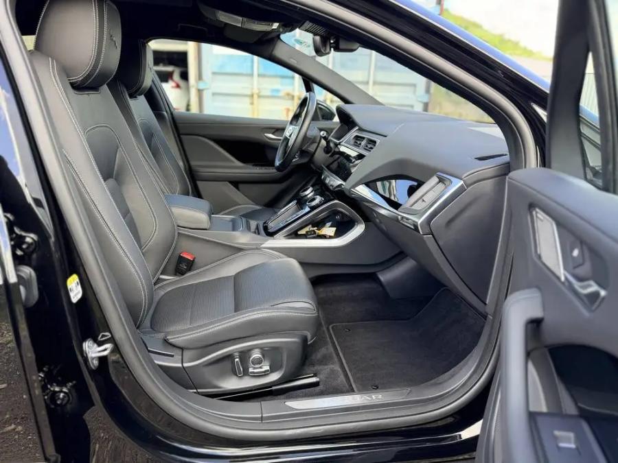 Black Jaguar I-Pace 2020 in Riga, with an engine capacity of 0.00 L and mileage of 93 thousand km for 24995 €, photo 32 on AUTOMOTO.COM.LV