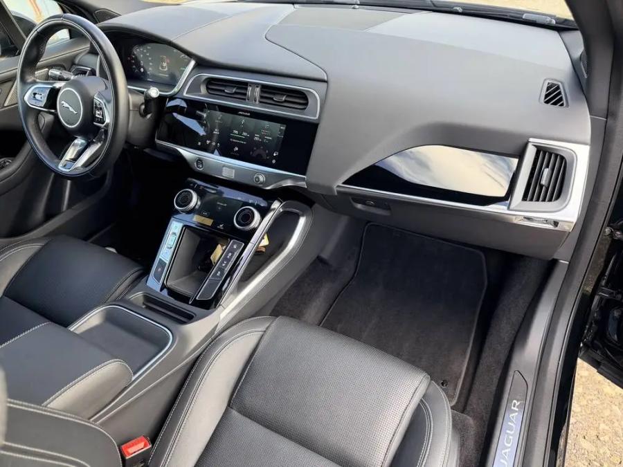 Black Jaguar I-Pace 2020 in Riga, with an engine capacity of 0.00 L and mileage of 93 thousand km for 24995 €, photo 33 on AUTOMOTO.COM.LV