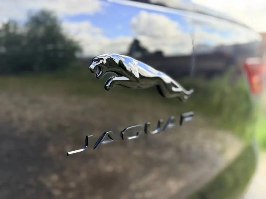Black Jaguar I-Pace 2020 in Riga, with an engine capacity of 0.00 L and mileage of 93 thousand km for 24995 €, photo 34 on AUTOMOTO.COM.LV