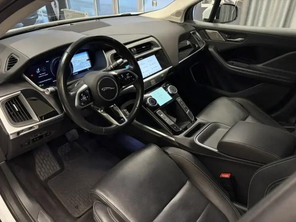 Ягуар I-Pace 2018 в Марупе на AUTOMOTO.COM.LV Белый Ягуар I-Pace 2018 в Марупе, объемом двигателя 0.00 л и пробегом 66 тыс. км за 17990 €, фото 6 на AUTOMOTO.COM.LV