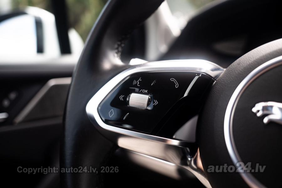 Balts Jaguar I-Pace 2019 Tallina, ar dzinēja tilpumu 0.00 L un nobraukumu 211 tūkst. km par 14999 €, foto 14 vietnē AUTOMOTO.COM.LV