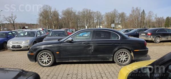 Black Jaguar S-Type 2006 in Valmiera, with an engine capacity of 2.70 L and mileage of 197 thousand km for 1500 €, photo 5 on AUTOMOTO.COM.LV