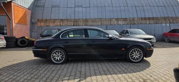 Black Jaguar S-Type 2006 in Valmiera, with an engine capacity of 2.70 L and mileage of 199 thousand km for 1500 €, photo 2 on AUTOMOTO.COM.LV