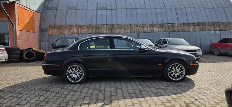 Black Jaguar S-Type 2006 in Valmiera, with an engine capacity of 2.70 L and mileage of 199 thousand km for 1500 €, photo 3 on AUTOMOTO.COM.LV