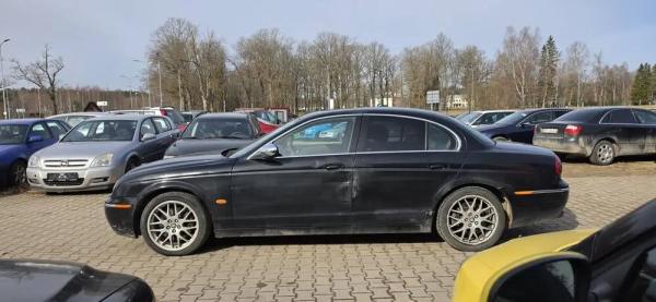 Black Jaguar S-Type 2006 in Valmiera, with an engine capacity of 2.70 L and mileage of 199 thousand km for 1500 €, photo 5 on AUTOMOTO.COM.LV