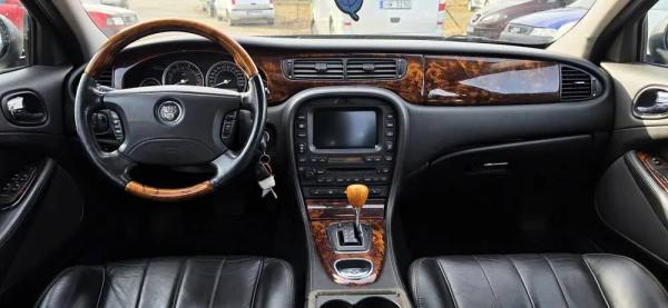 Black Jaguar S-Type 2006 in Valmiera, with an engine capacity of 2.70 L and mileage of 199 thousand km for 1500 €, photo 7 on AUTOMOTO.COM.LV