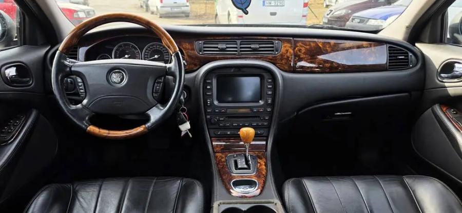 Black Jaguar S-Type 2006 in Valmiera, with an engine capacity of 2.70 L and mileage of 199 thousand km for 1500 €, photo 8 on AUTOMOTO.COM.LV