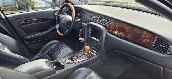 Black Jaguar S-Type 2006 in Valmiera, with an engine capacity of 2.70 L and mileage of 199 thousand km for 1500 €, photo 9 on AUTOMOTO.COM.LV