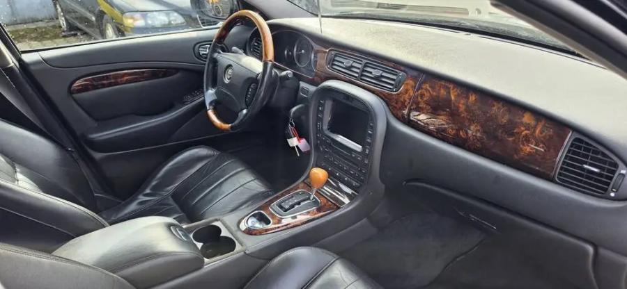 Black Jaguar S-Type 2006 in Valmiera, with an engine capacity of 2.70 L and mileage of 199 thousand km for 1500 €, photo 10 on AUTOMOTO.COM.LV