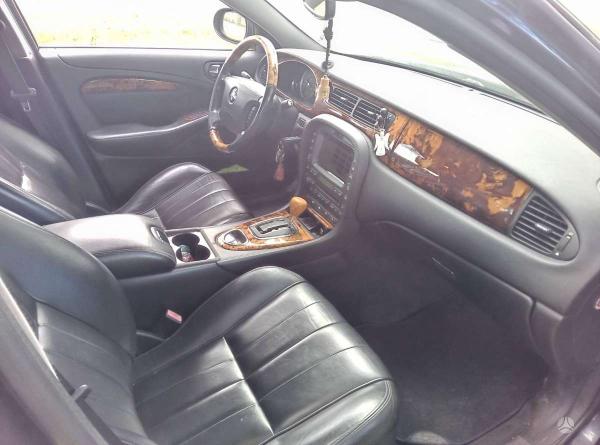Black Jaguar S-Type 2007 in Kedainiai, with an engine capacity of 2.70 L and mileage of 271 thousand km for 1100 €, photo 6 on AUTOMOTO.COM.LV