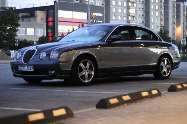 Grey Jaguar S-Type 2002 in Kaunas, with an engine capacity of 4.20 L and mileage of 183 thousand km for 2999 €, photo 1 on AUTOMOTO.COM.LV