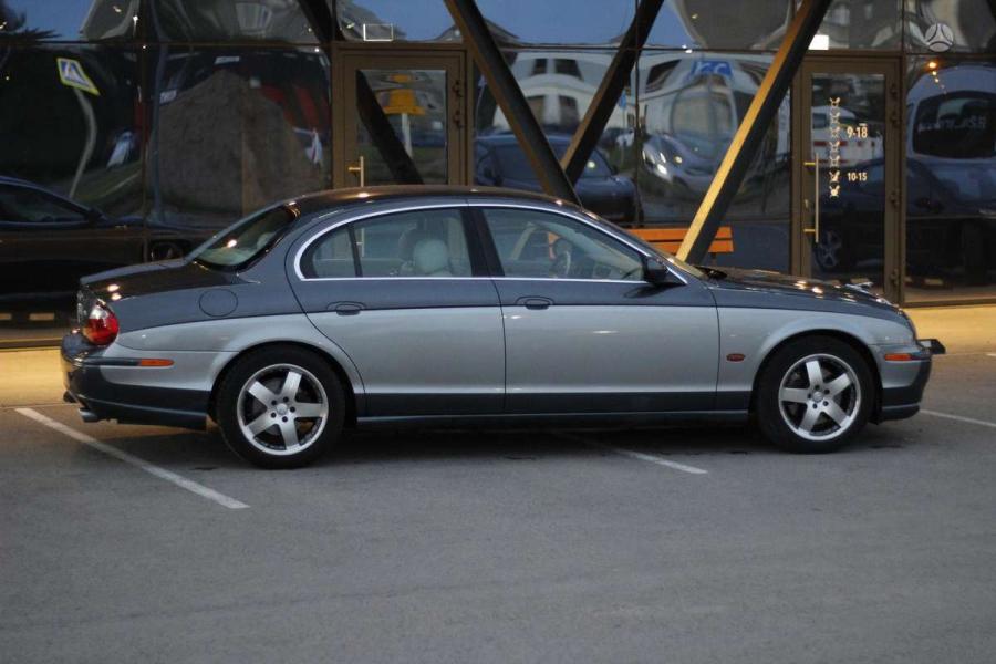 Grey Jaguar S-Type 2002 in Kaunas, with an engine capacity of 4.20 L and mileage of 183 thousand km for 2999 €, photo 4 on AUTOMOTO.COM.LV