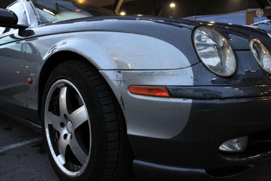 Grey Jaguar S-Type 2002 in Kaunas, with an engine capacity of 4.20 L and mileage of 183 thousand km for 2999 €, photo 15 on AUTOMOTO.COM.LV