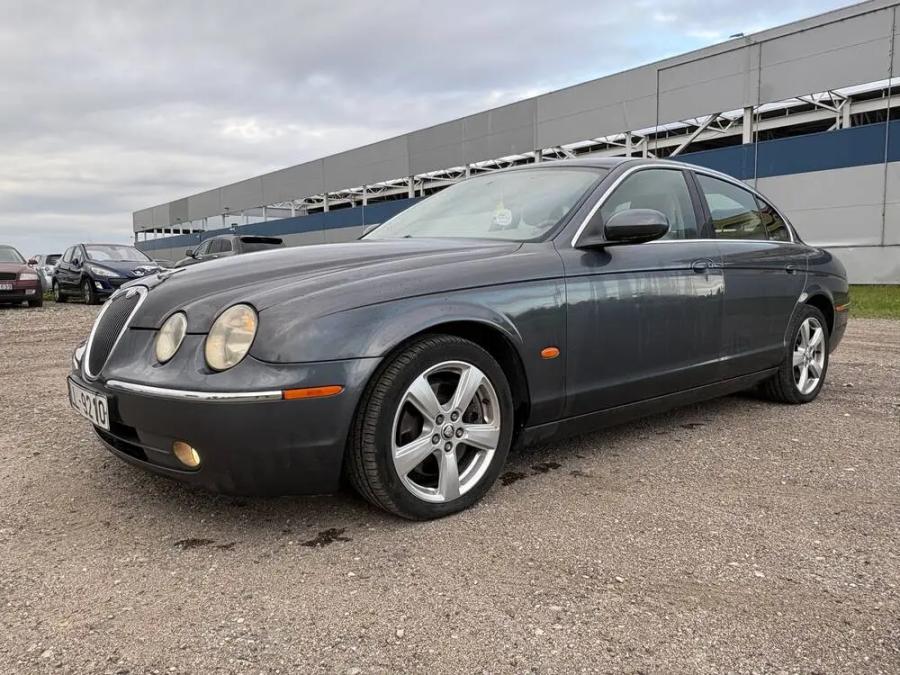 Grey Jaguar S-Type 2004 in Daugavpils, with an engine capacity of 2.70 L and mileage of 348 thousand km for 2950 €, photo 1 on AUTOMOTO.COM.LV