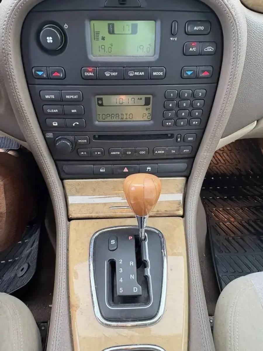 Grey Jaguar S-Type 2004 in Daugavpils, with an engine capacity of 2.70 L and mileage of 348 thousand km for 2950 €, photo 18 on AUTOMOTO.COM.LV