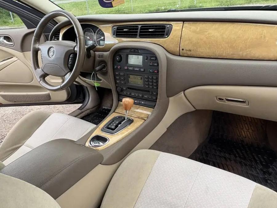 Grey Jaguar S-Type 2004 in Daugavpils, with an engine capacity of 2.70 L and mileage of 348 thousand km for 2950 €, photo 25 on AUTOMOTO.COM.LV