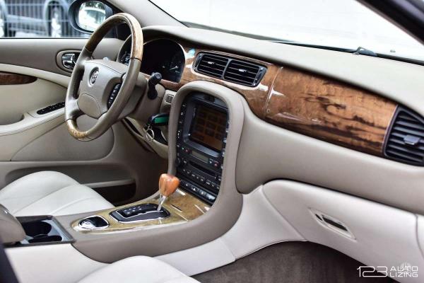 Grey Jaguar S-Type 2004 in Kretinga, with an engine capacity of 3.00 L and mileage of 202 thousand km for 3450 €, photo 2 on AUTOMOTO.COM.LV